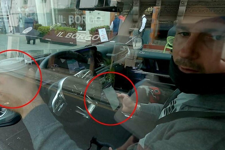 Telefonas vienoje rankoje, kavos puodelis – kitoje: teismas panaikino ... Telefonas vienoje rankoje, kavos puodelis – kitoje: teismas panaikino ...