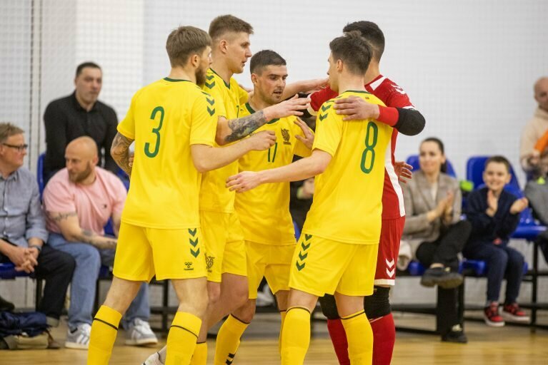 Pirmoje futsal kontrolinėje dvikovoje lietuviai nugalėjo latvius | Sportas.lt